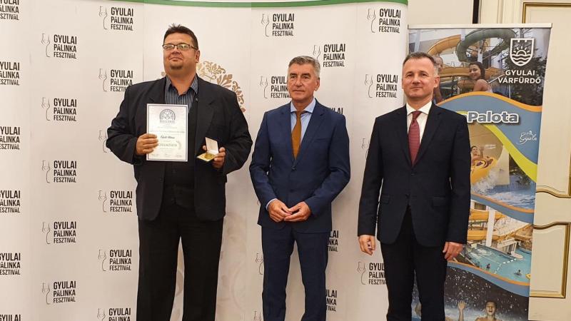 Békés megye legjobb pálinkája a Gyulai Pálinka Manufaktúra alma ...